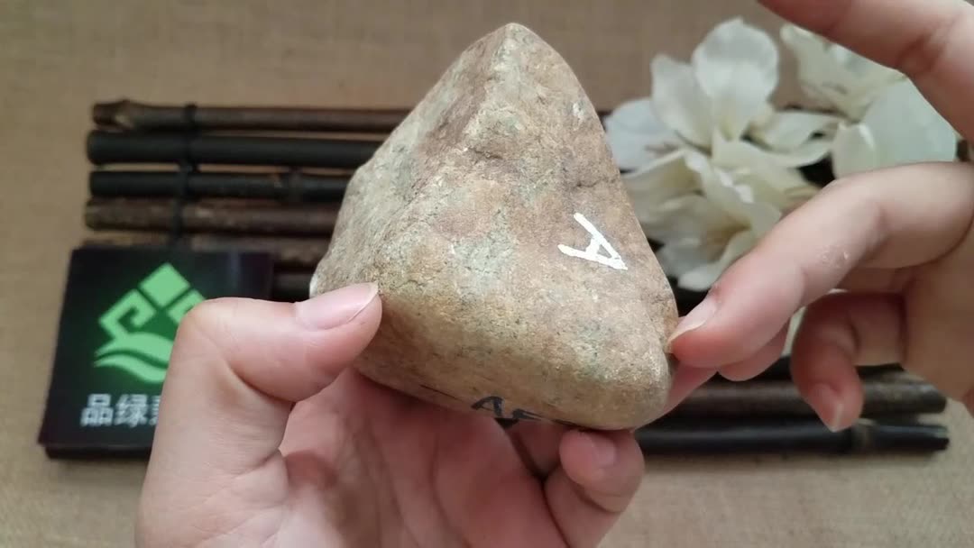 一块压灯起冰渣的翡翠原石,经行家鉴定后,小伙傻眼了!