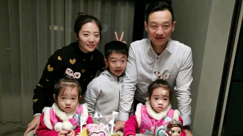 杨威晒杨阳洋和乐乐练习体操视频,双手抓单杠转动身体萌翻众人