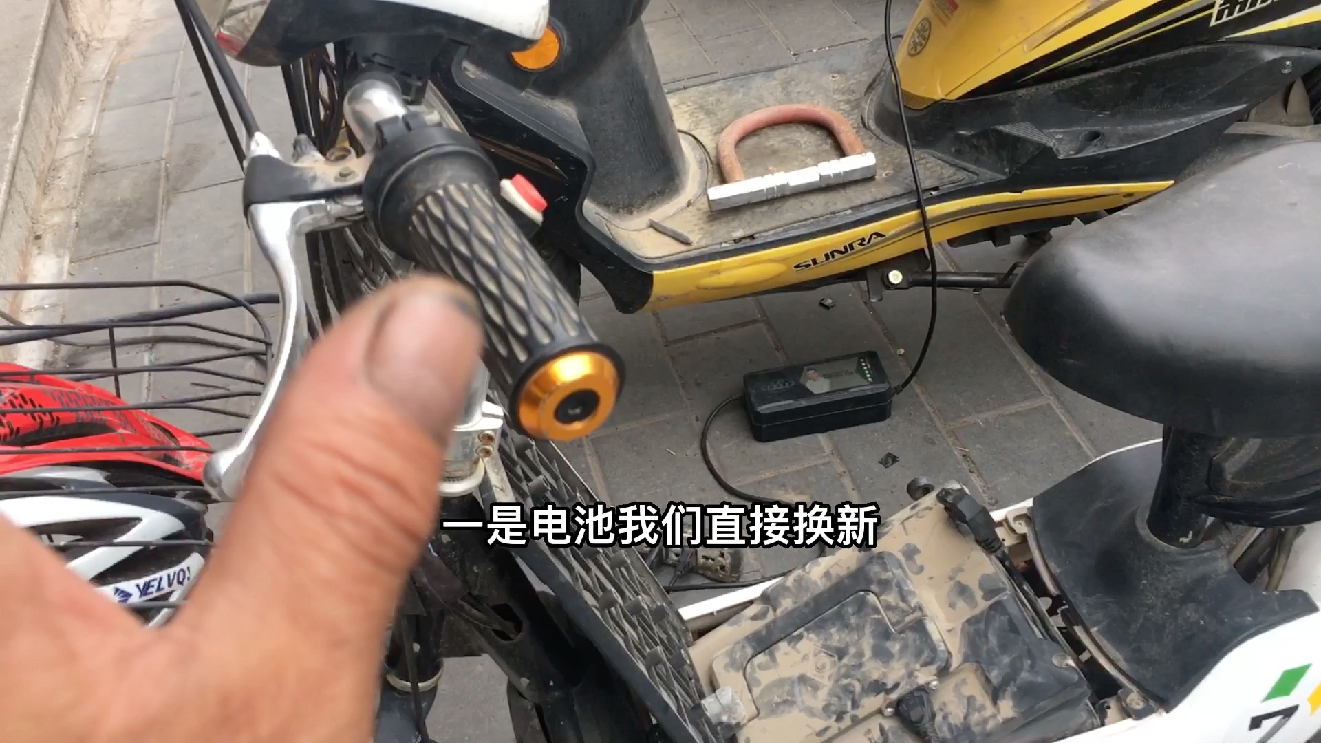 别再这样停放电动车了,电池用了一年多,停放了半年,最终报废