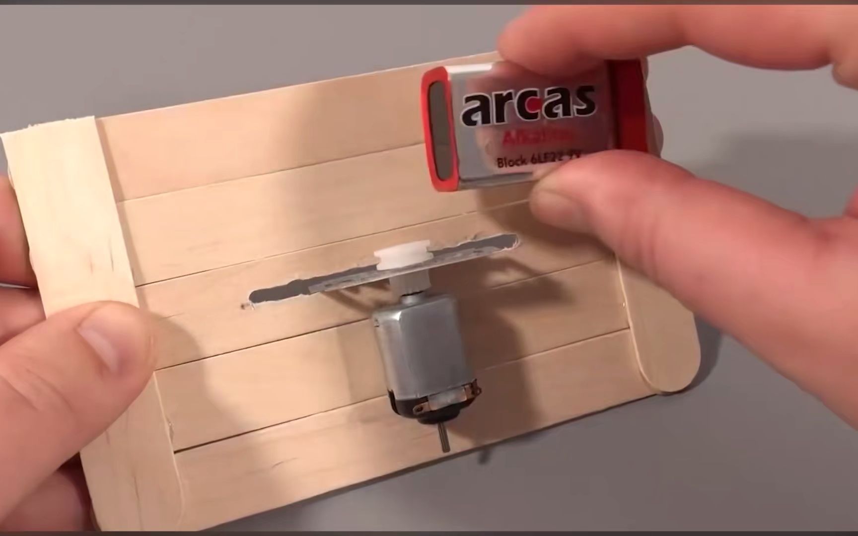 一个刮胡子的刀片拿来也能做成一个小电锯,真是太厉害了!