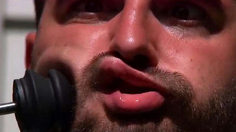 振动器打在脸上会发生什么?摄像机放慢50倍后,画面太有喜感了!