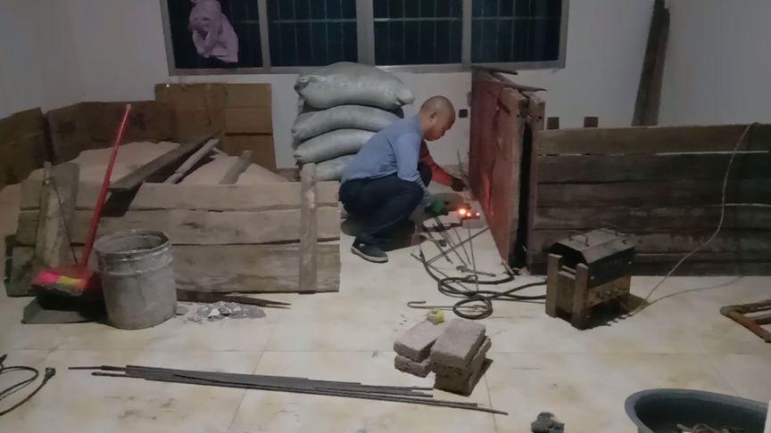 在自建房的客厅内,如何妀修卫生间的第一天?