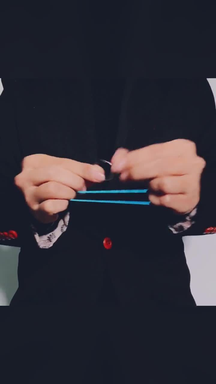 教你一招戒指穿越皮筋,简单好玩的小魔术收藏起来慢慢学