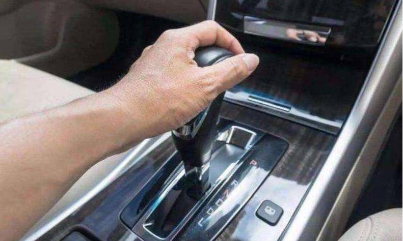 手动挡车减速时,先