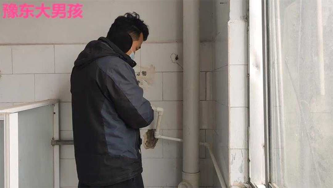 这样冻爆的自来水管见过吗?小伙:一小时300元天天干该多好