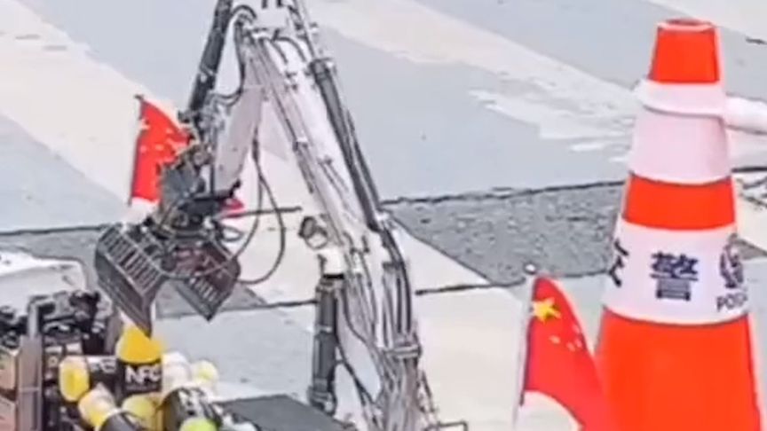 突如其来的温暖!男子遥控模型车给交警送水,这波操作太帅啦