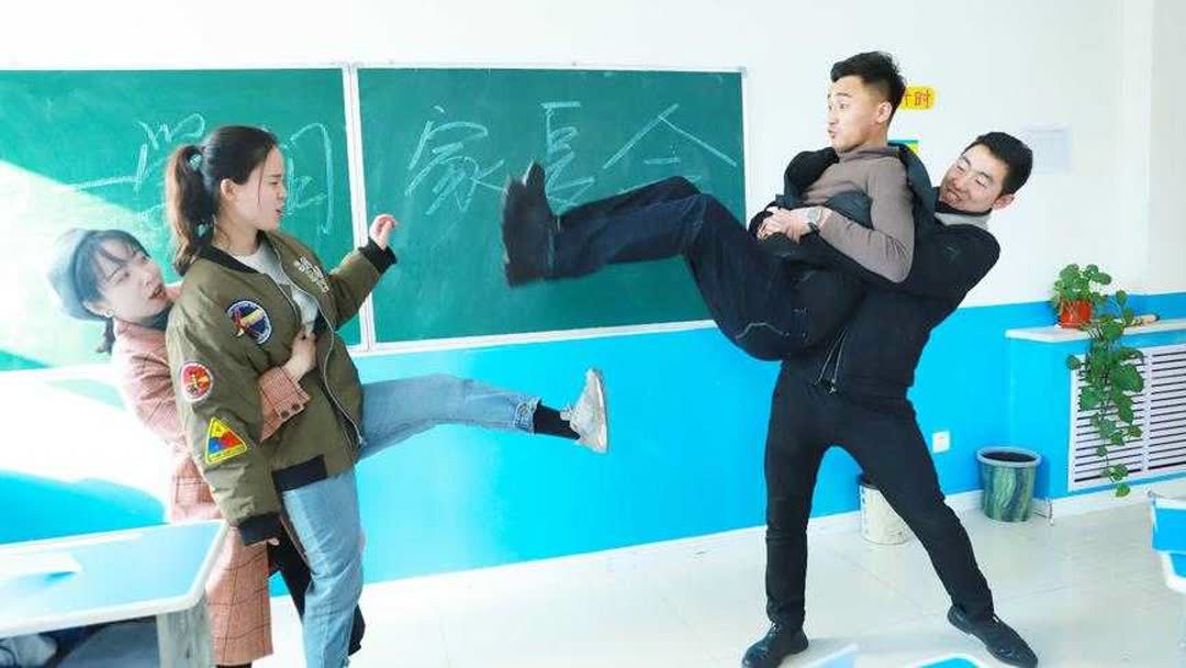 学校开家长会,不料学生家长名字全是生僻字,老师都不好意思念了