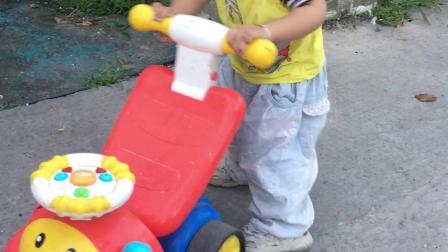 儿子玩推推车 2019 6 6 18:38