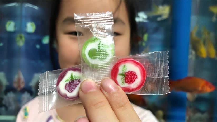 帮妈妈做家务,妈妈给了3个糖果,真好吃!