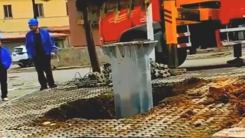 师傅最大限度地发挥了挖掘机的功能! 经理吃了多么苦头啊!