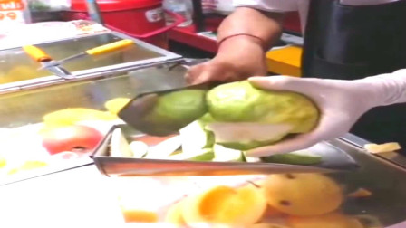 河南小伙这个削水果的动作真酷,不过我更想知道他家刀哪里买的