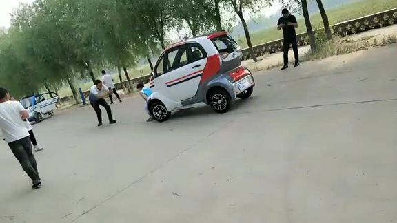 姐姐看到新款车型,非想要,说是年轻人的最爱,两门三座