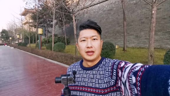 小伙做自媒体又添新设备,给运动相机配稳定器,他是不是入坑了?