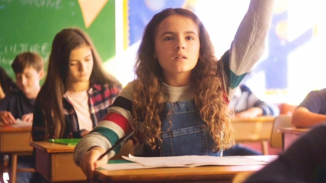 女孩天生没有存在感,上课时举手回答问题,老师却根本看不见她