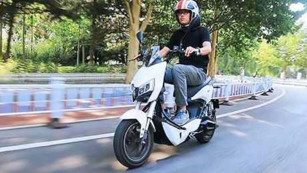 电动车低速行驶满电,为啥一加速就掉2格电?维修师傅说出答案!