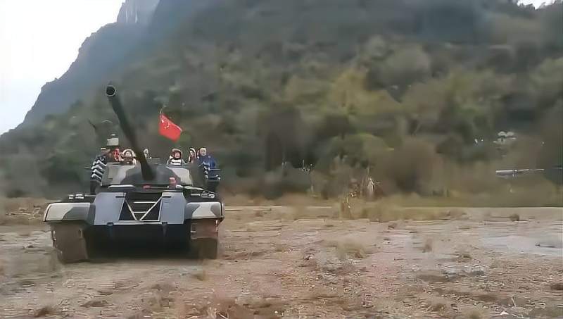 大型仿真坦克车模型体验