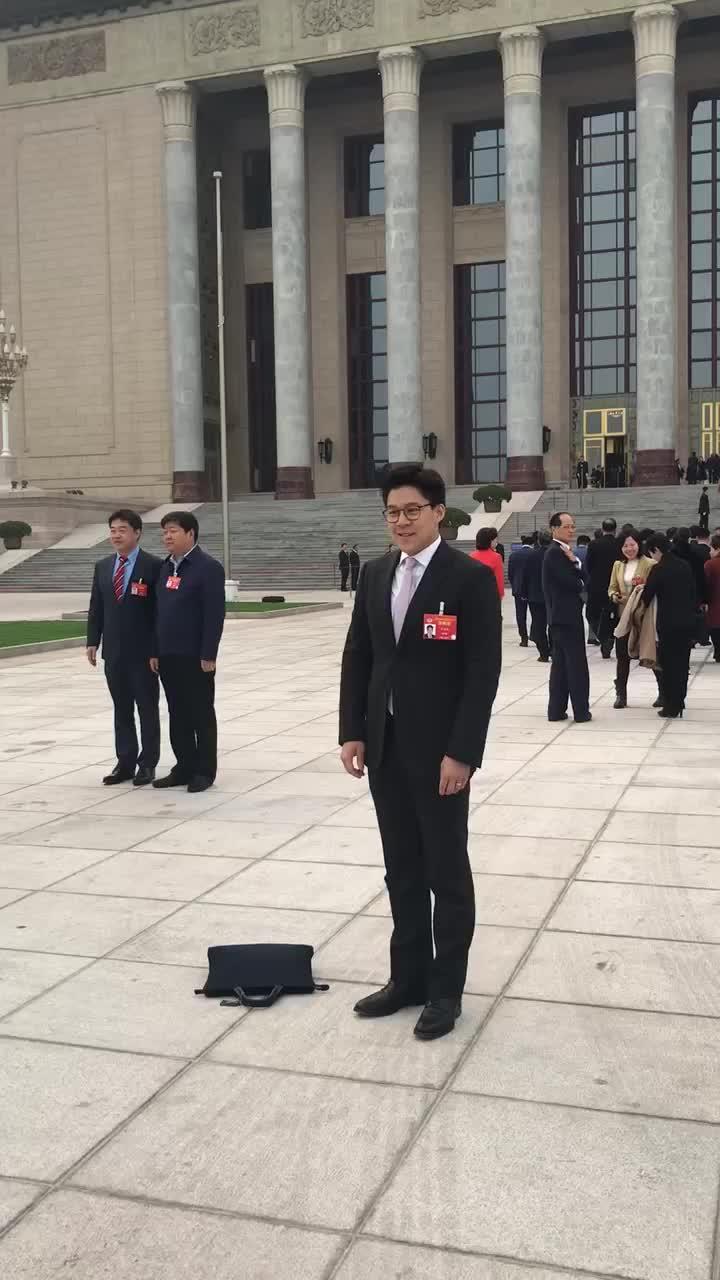 两会花絮。全国政协委员、霍英东集团副总裁霍启刚来啦!作为会场“...