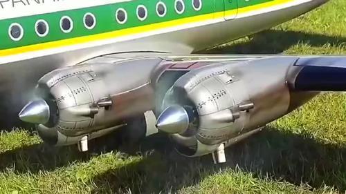 从没见过这么大的飞机航模,小伙放飞的时候,才知道有多香