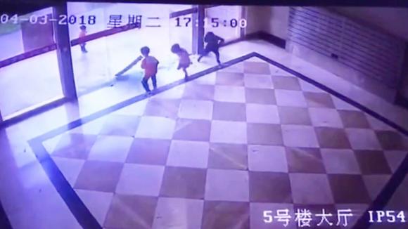 熊孩推拉自动玻璃门 玻璃瞬间碎裂