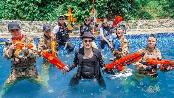 CS真人版:特种战士坏蛋头目将小姐姐抓住了!