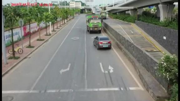 #广西交警飓风行动 惊!逆行小车仓惶转向险酿事故@广西交警 @交通...