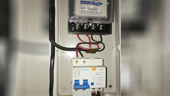 电表经常断电,电表走的很慢,你能看出哪里出问题了吗?