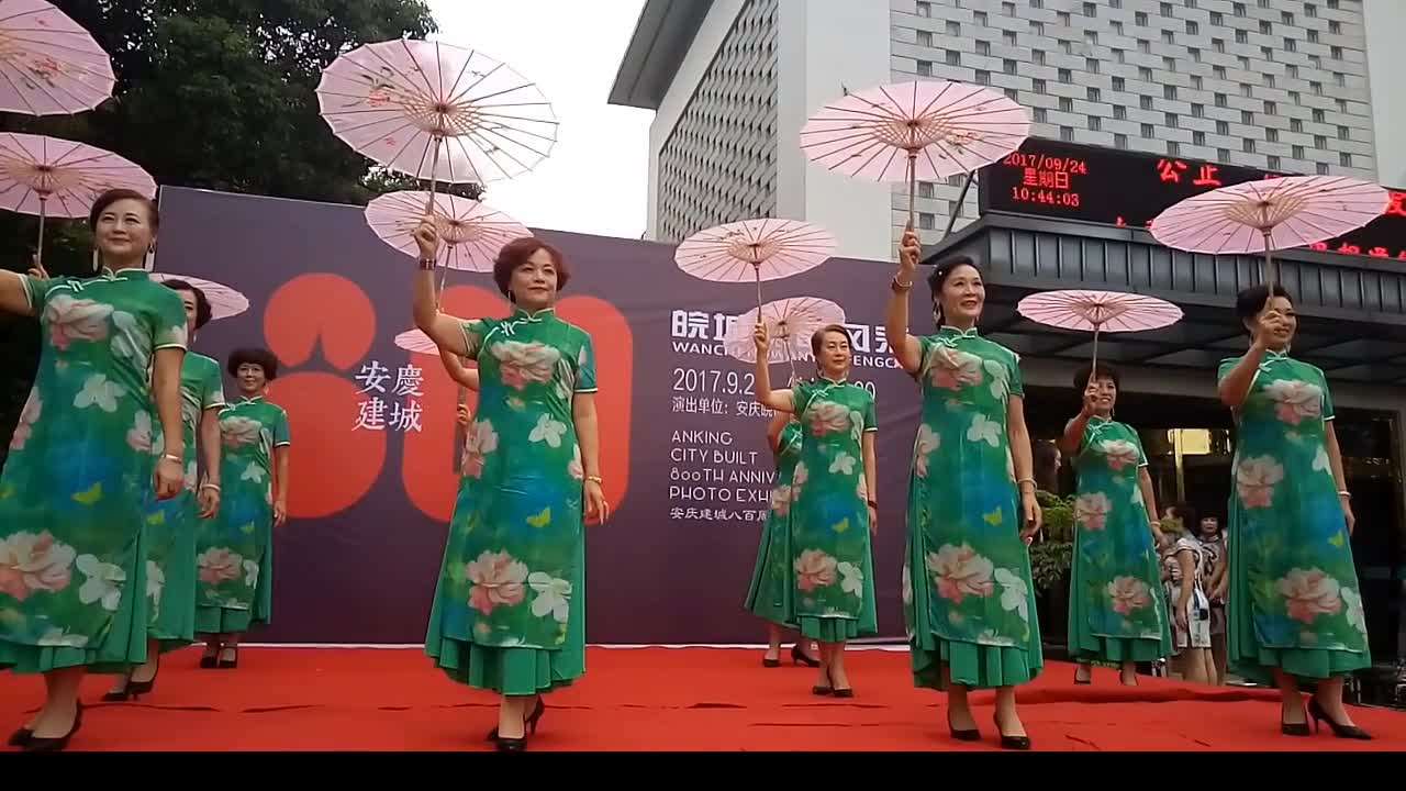 皖城皖韵风采:旗袍秀伞舞《花月》