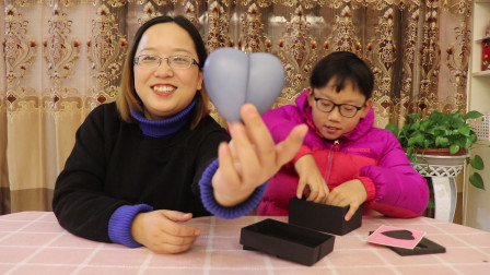 心形的暖手宝你见过吗?充电之后就从蓝色变成粉色,还能当充电宝