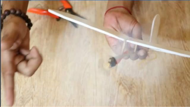 用橡皮筋和木棍制作一架飞机,这飞机能扶摇直上九万里
