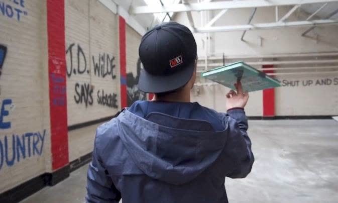 小哥十天才学会的“转书”,你肯定也试过,原理其实很简单