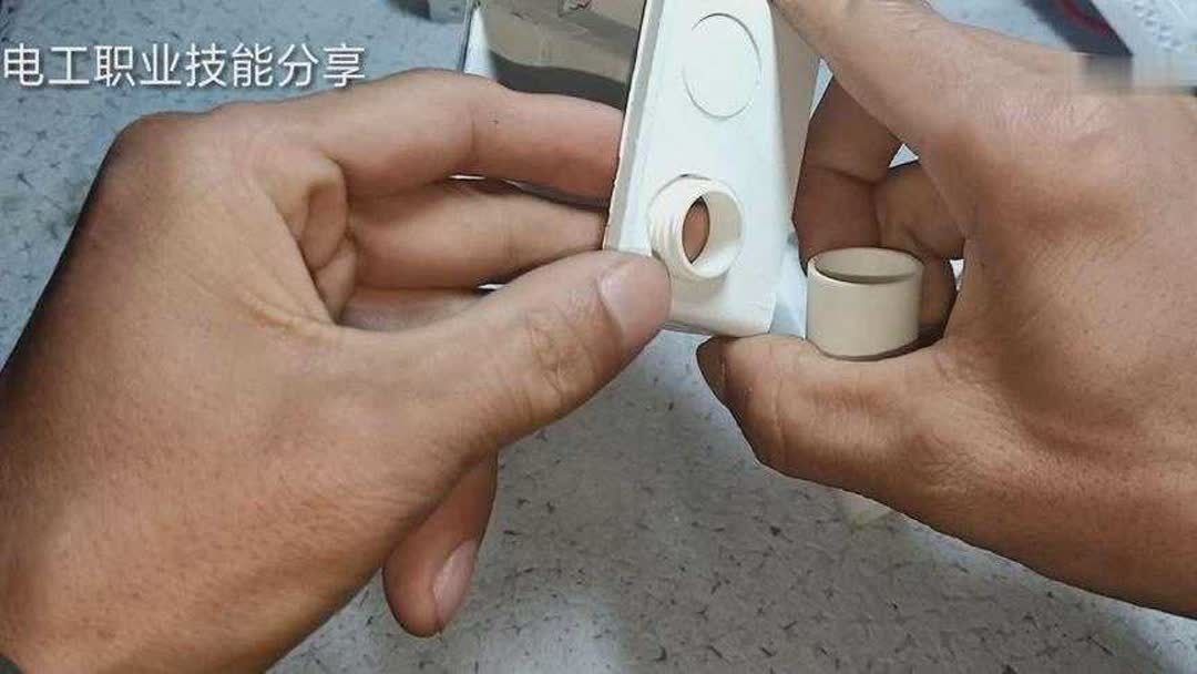 线管接头和锁母怎样安装才容易穿电线?基础知识老电工就别看了