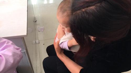 一岁宝宝打疫苗,阿姨拿棉签给消毒,宝宝的反应又可爱又可怜