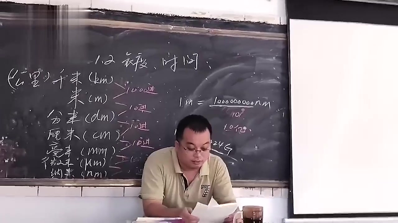 班主任读学生作文《我的班主任》,金句频出“气到”摔