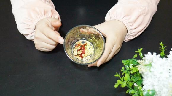生姜加红枣泡水,原来还有这么厉害的作用,看完告诉家人和朋友吧
