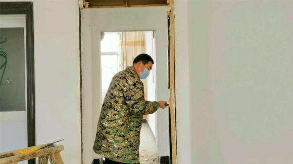 怎样拆掉旧门框不伤墙面,装修工原来是这样施工的