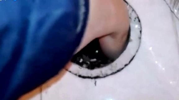 二货猫咪跑到排气管里去了,吓的发抖还要主人来救!