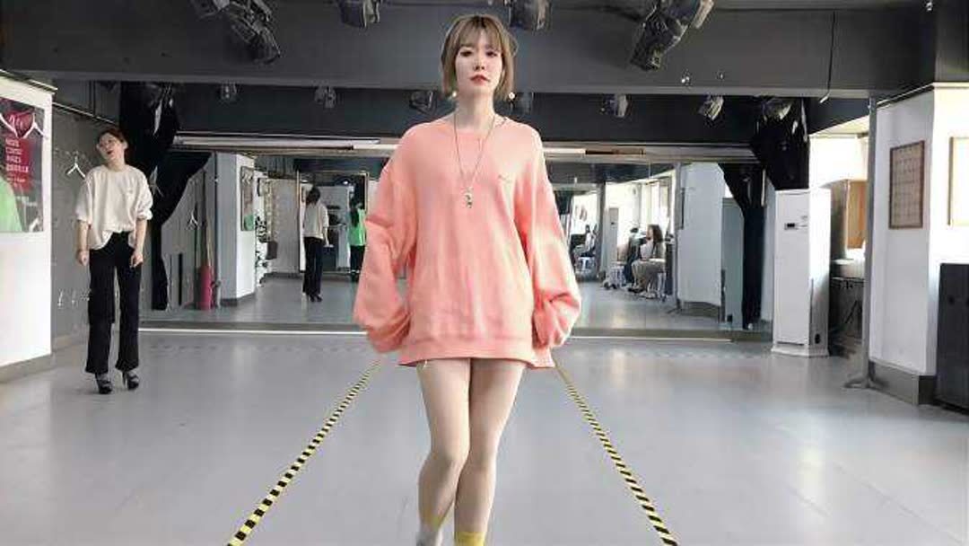 模特小姐姐的训练也很辛苦,T台上自信的步伐来之不易。