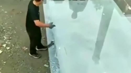 这是什么刀啊,切玻璃像切纸一样轻松,太锋利了吧