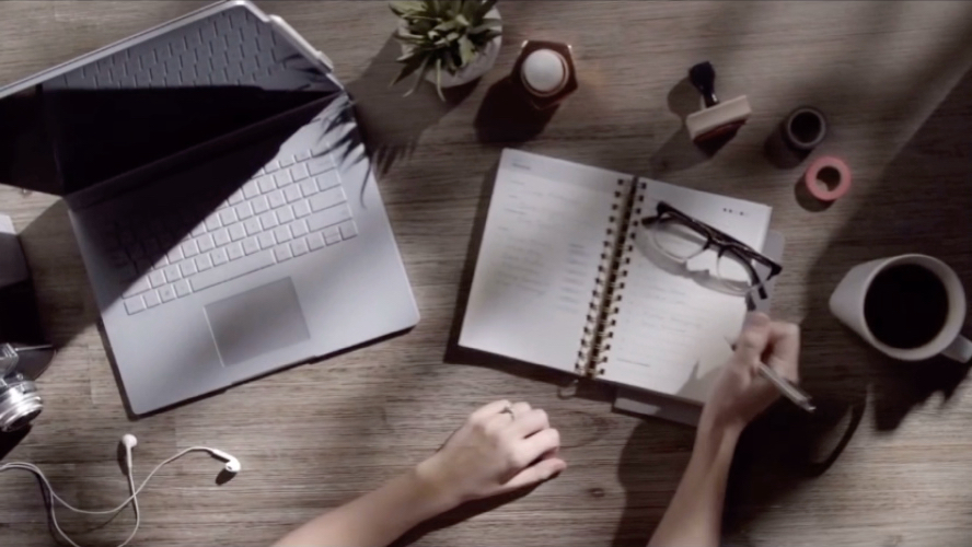 一个特殊的设备,使相机可以绕桌子旋转,加上有趣的脑洞和后期的剪辑,...