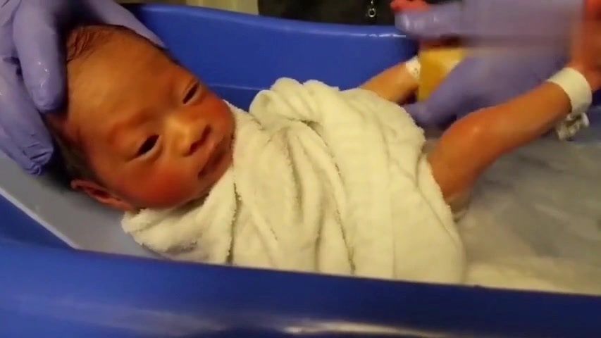 实录刚出生宝宝洗澡全过程,软软的身体.MP4