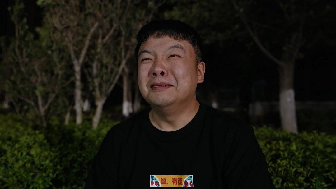 这个人,好像一条狗哎