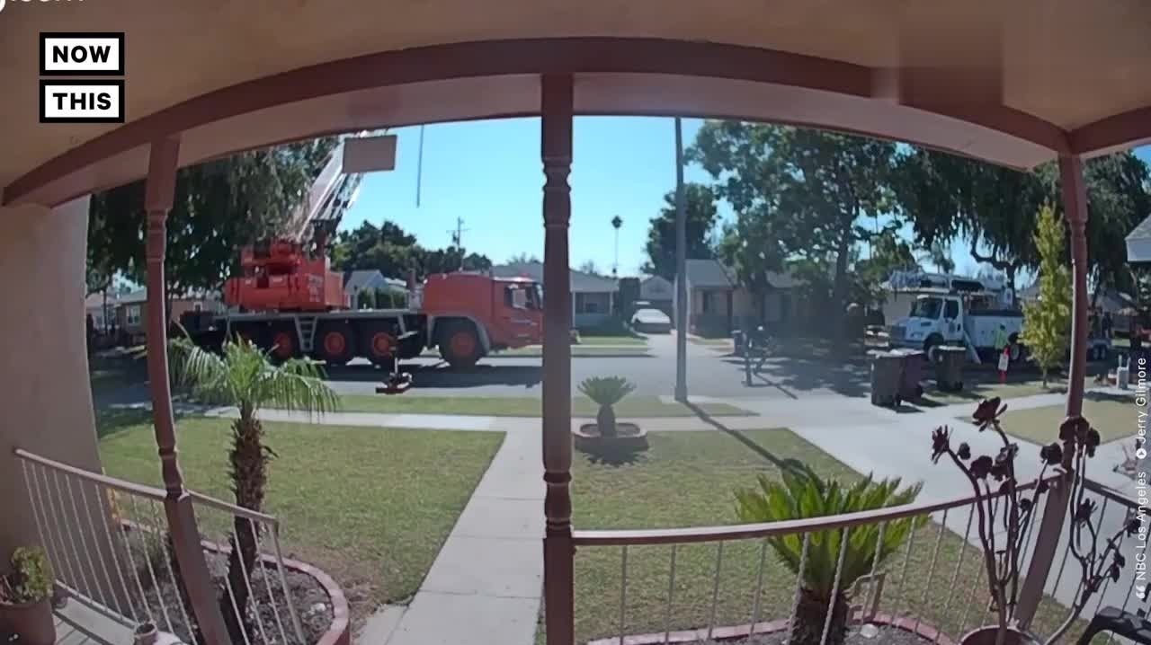 电力公司维修吊车倾翻,监控录像拍下全过程