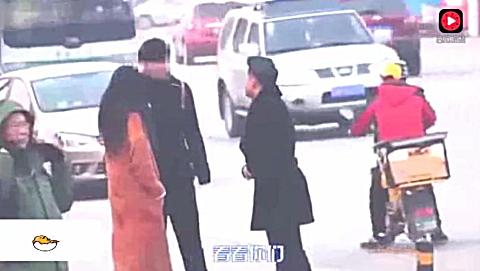 开豪车测试, 拜金女出来直接丢包给男友自己上车