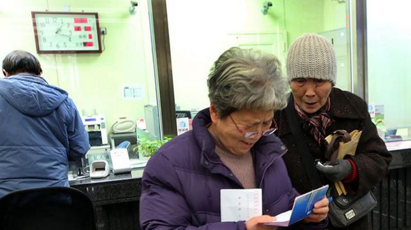 为什么很多退休老人喜欢用存折,而不喜欢用银行卡领养老金?