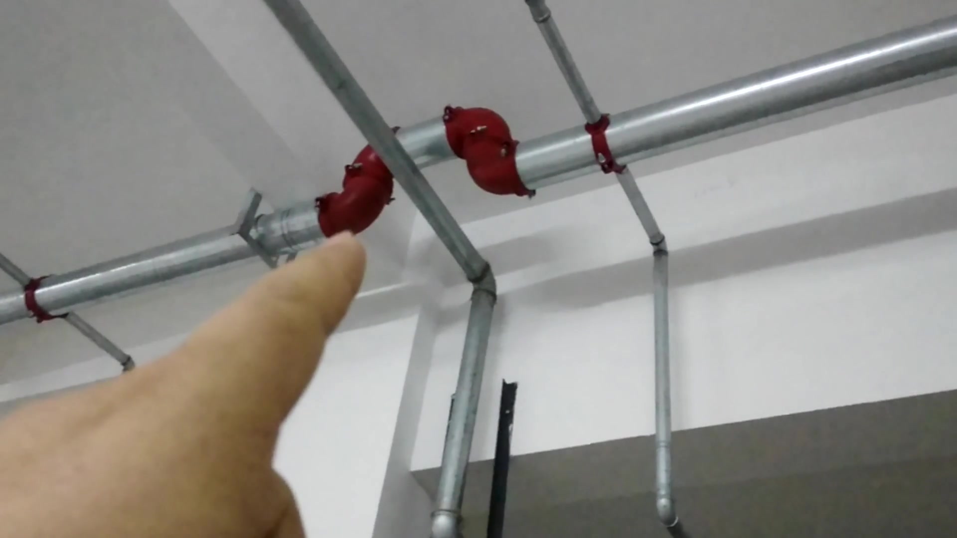 浴霸安装通风道打眼