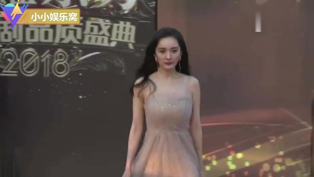 杨幂裸色纱裙走红毯,可是这红毯太长了,还自曝保养好的秘诀