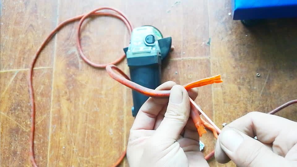 自己会维修就是好!角磨机坏了自己就可以维修...