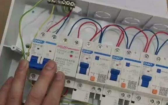 总开关不要用漏保电工接线 安全用电