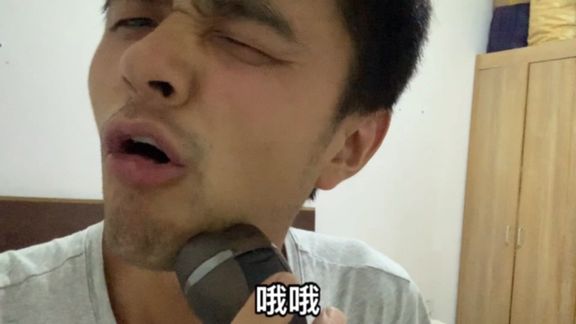 超强台风来袭,在家没事做?小伙演示刮胡子小技巧你刮对了吗?