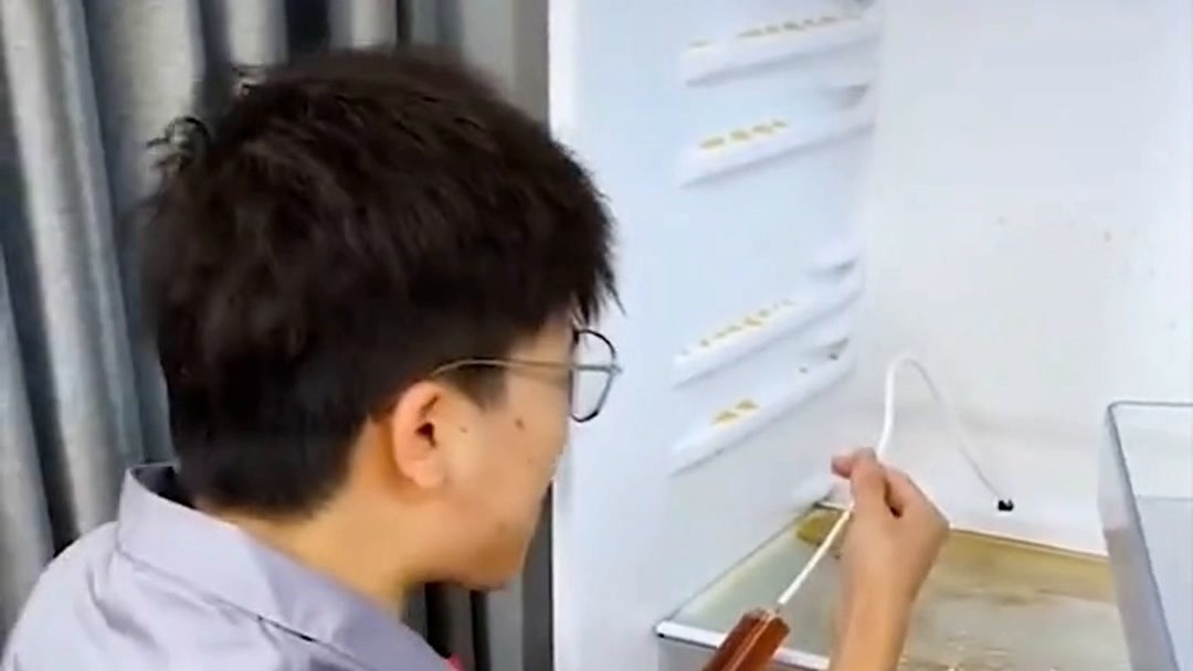 冰箱排水孔堵住了,就用冰箱疏通器